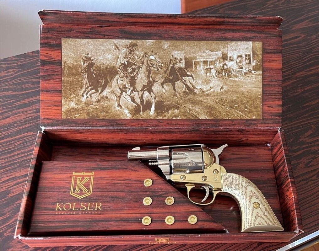 COLT POCKET REVOLVER CALIBRE 45 USA 1873, MADERA Y NIQUEL PULIDO - La ...
